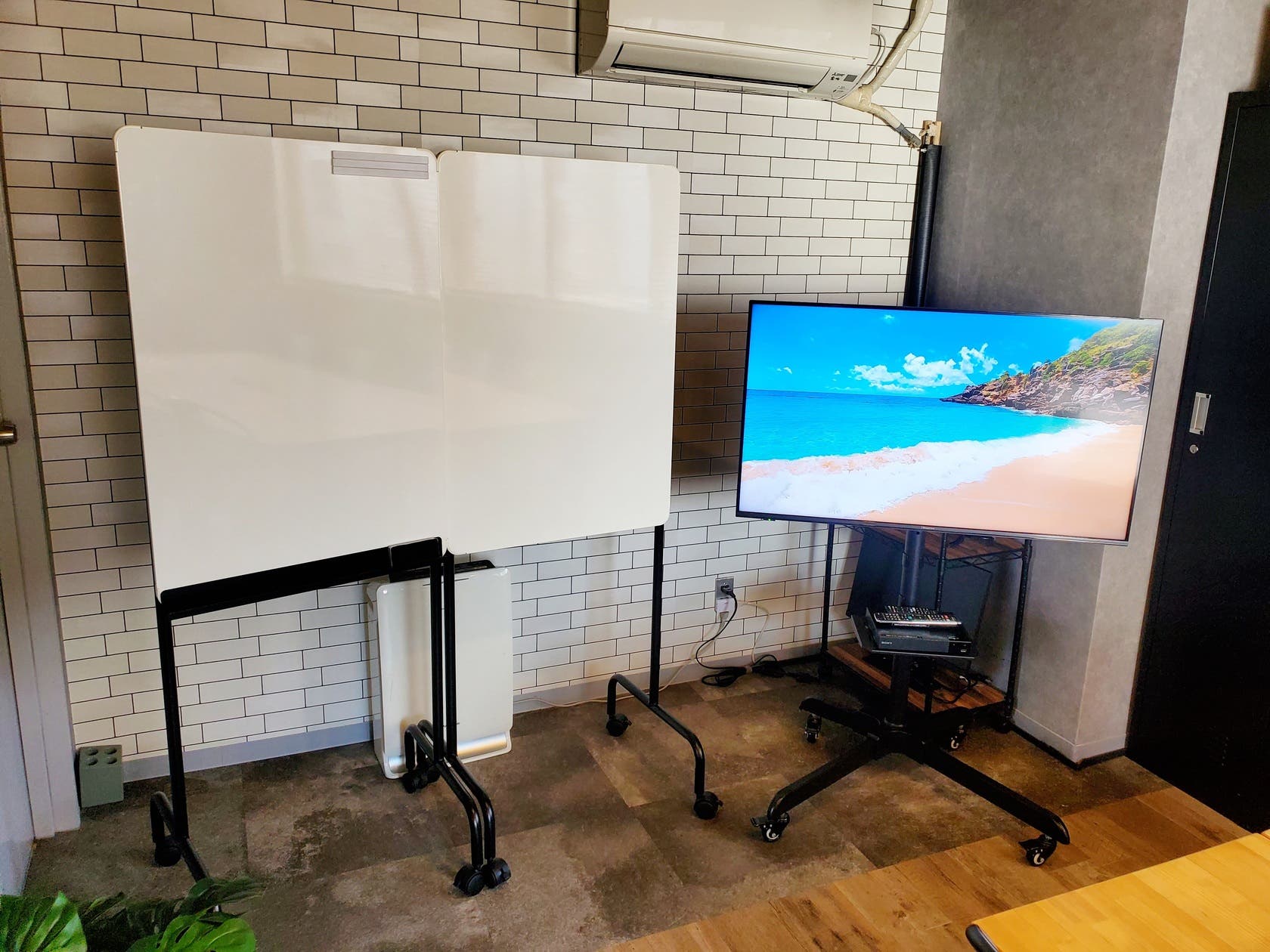 【カフェ風】充実設備🚃北浜5分👢土足OK✨光&有線LAN🪞ミラー🎥プロジェクタ☀二面採光🖥️モニター4台【会議室】の写真16