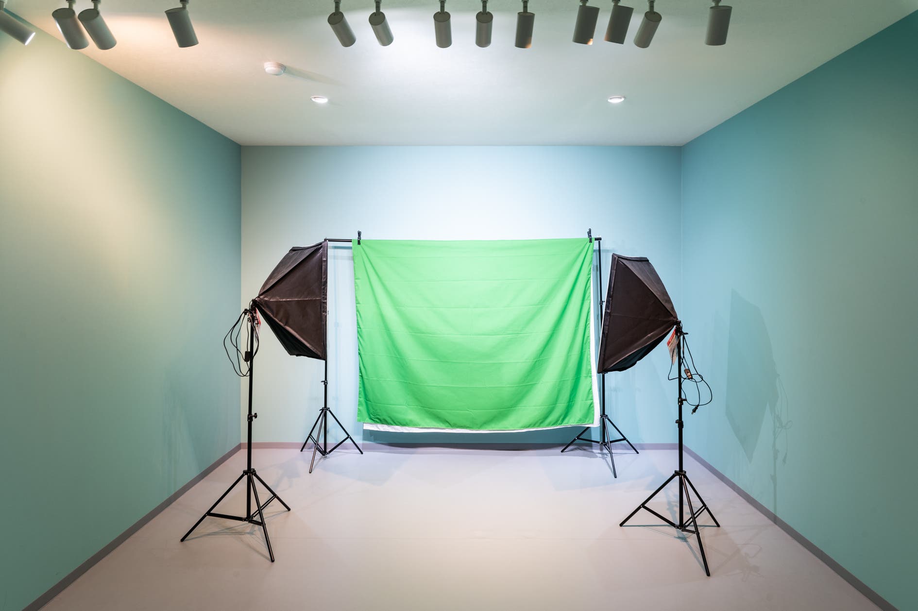 【踊ってみた／SNS映え祭壇撮影】少人数撮影特化型ダンススタジオ！ティファニーカラー背景に様々用途！駐車場完備（名古屋市中村区）の写真4