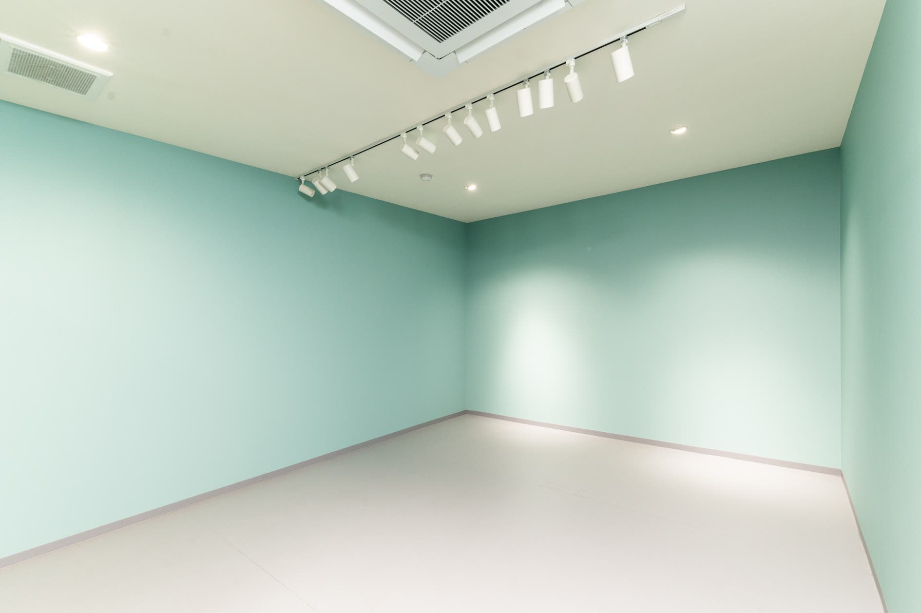 【踊ってみた／SNS映え祭壇撮影】少人数撮影特化型ダンススタジオ！ティファニーカラー背景に様々用途！駐車場完備（名古屋市中村区）の写真2