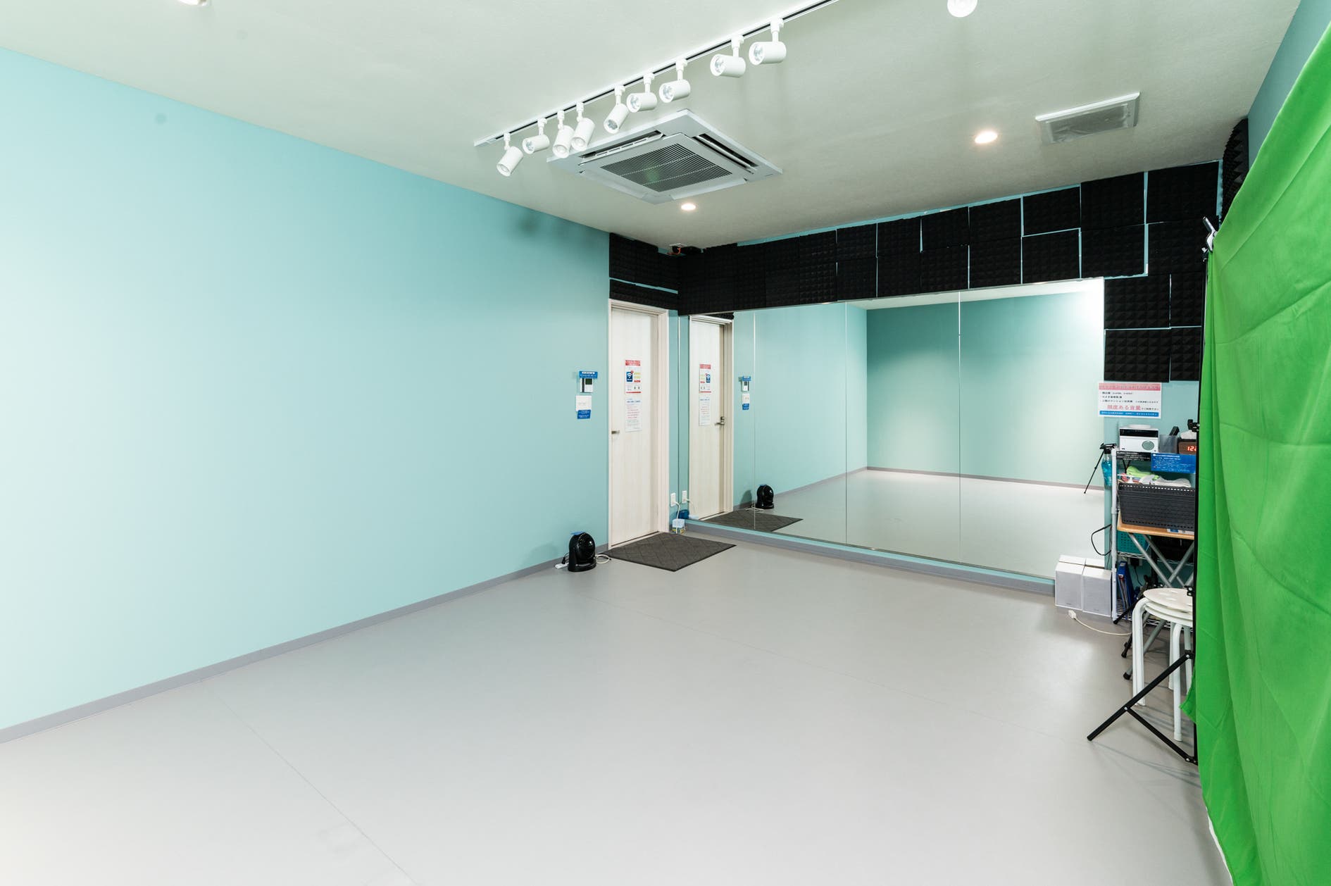 【踊ってみた／SNS映え祭壇撮影】少人数撮影特化型ダンススタジオ！ティファニーカラー背景に様々用途！駐車場完備（名古屋市中村区）の写真1