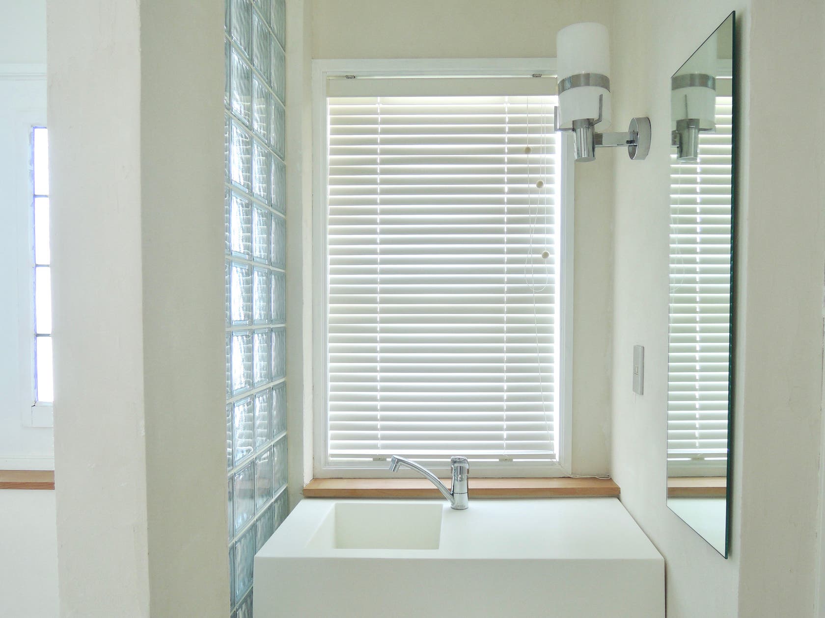 《 HOUSE124 / 2階スタジオ＋1階ダイニング 》 自然光とタイル床、ヴィンテージ窓、椅子。撮影、動画、一軒家スタジオの写真19