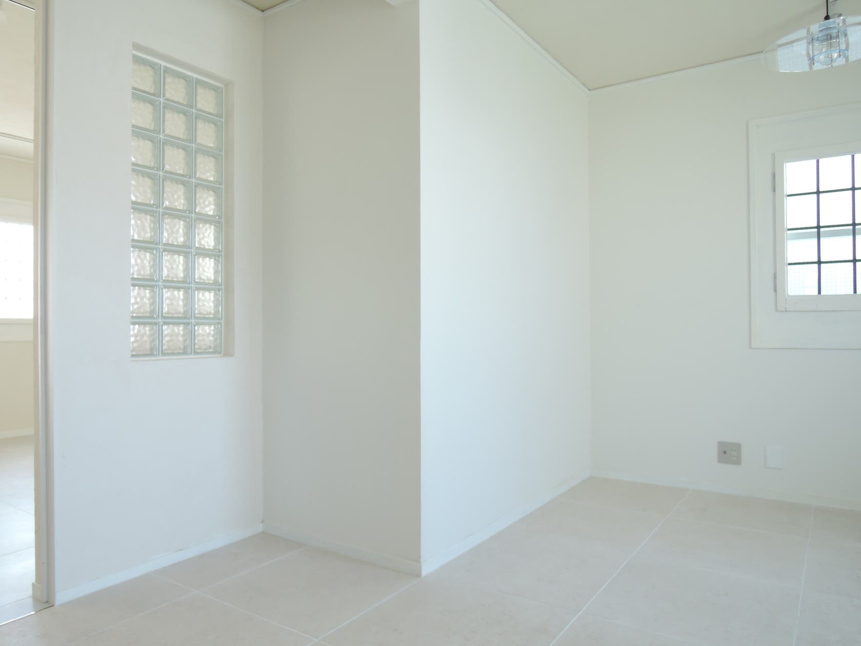 《 HOUSE124 / 2階スタジオ＋1階ダイニング 》 自然光とタイル床、ヴィンテージ窓、椅子。撮影、動画、一軒家スタジオの写真17