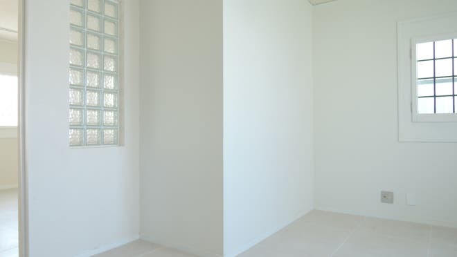 《 HOUSE124 / 2階スタジオ+1階ダイニング 》 自然光とタイル床、ヴィンテージ窓、椅子。撮影、動画、一軒家スタジオの写真17