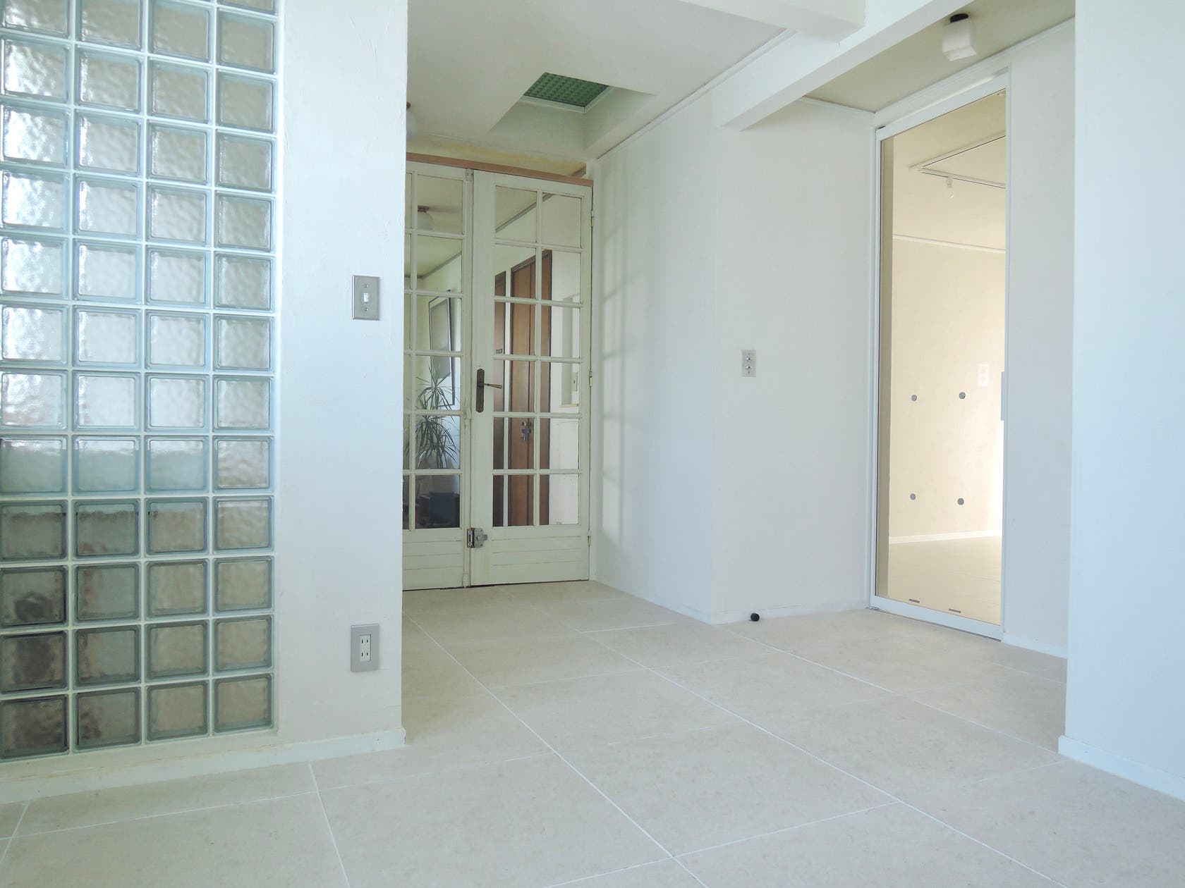 《 HOUSE124 / 2階スタジオ＋1階ダイニング 》 自然光とタイル床、ヴィンテージ窓、椅子。撮影、動画、一軒家スタジオの写真18