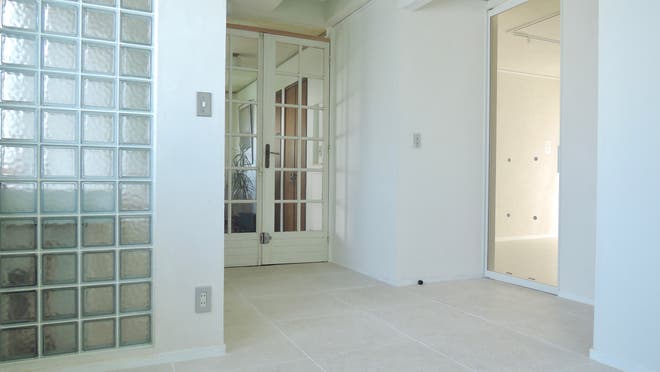 《 HOUSE124 / 2階スタジオ+1階ダイニング 》 自然光とタイル床、ヴィンテージ窓、椅子。撮影、動画、一軒家スタジオの写真18