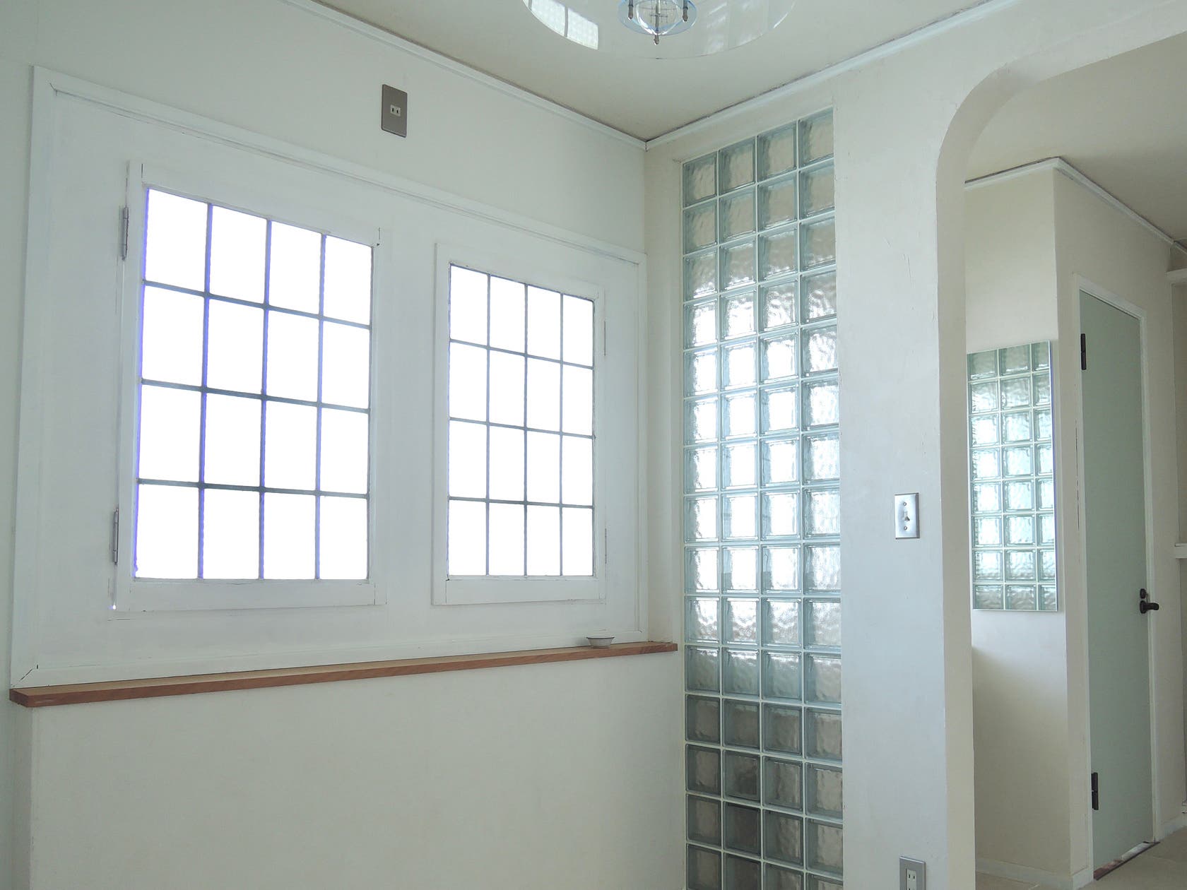 《 HOUSE124 / 2階スタジオ＋1階ダイニング 》 自然光とタイル床、ヴィンテージ窓、椅子。撮影、動画、一軒家スタジオの写真20