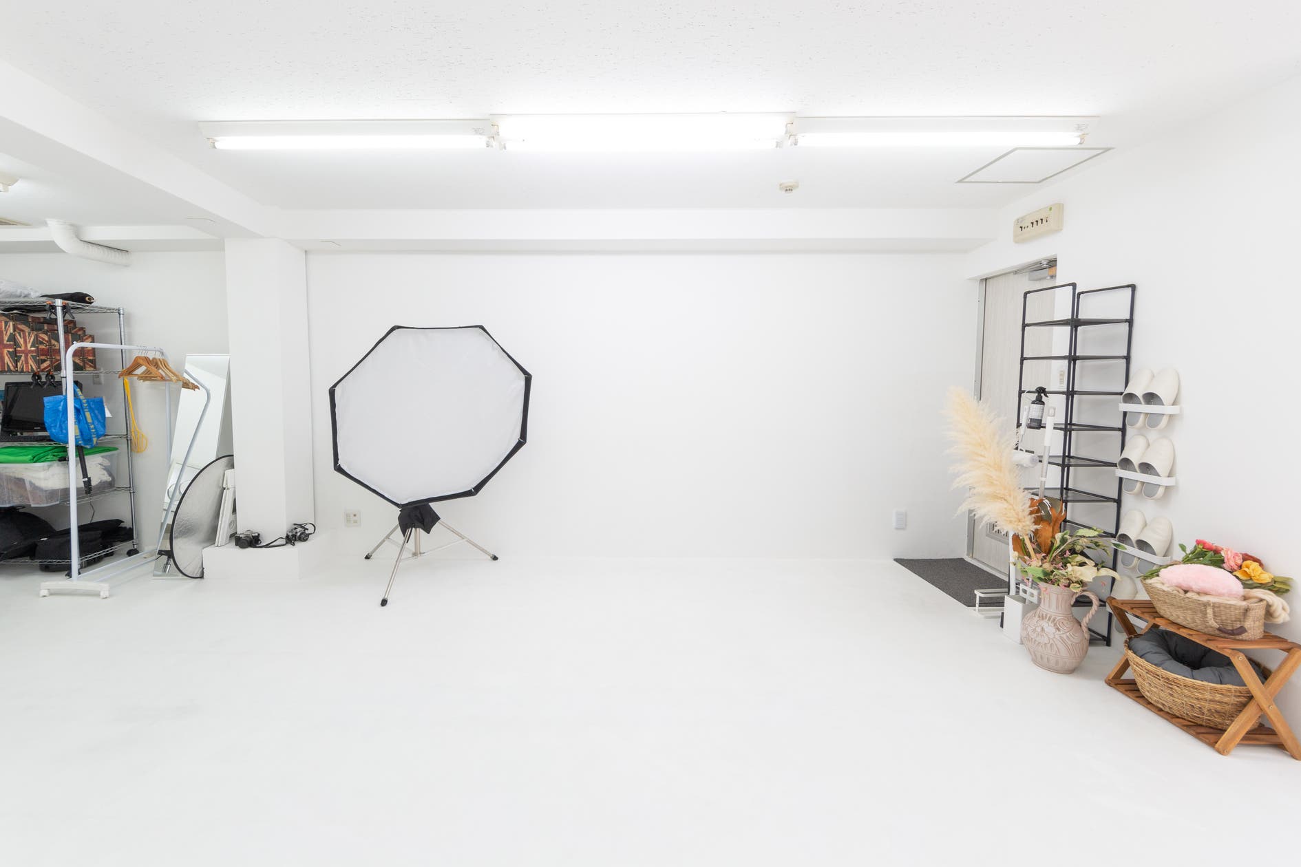 上野芝駅から徒歩3分の駅近！白ホリのフォトスタジオ。写真撮影/YouTube撮影にどうぞ！の写真5