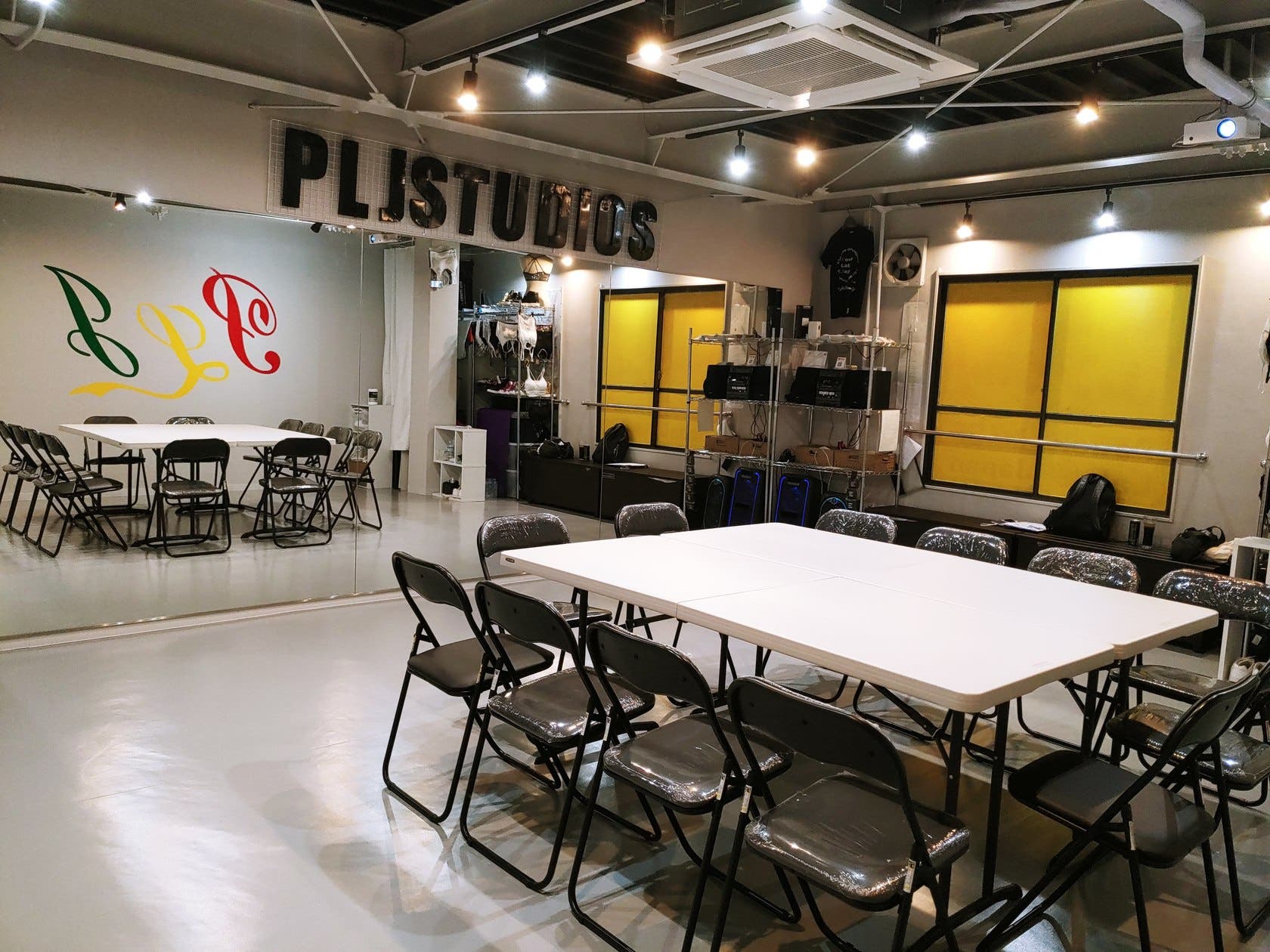 イス(20脚まで)&テーブル(8名×2台)の画像1