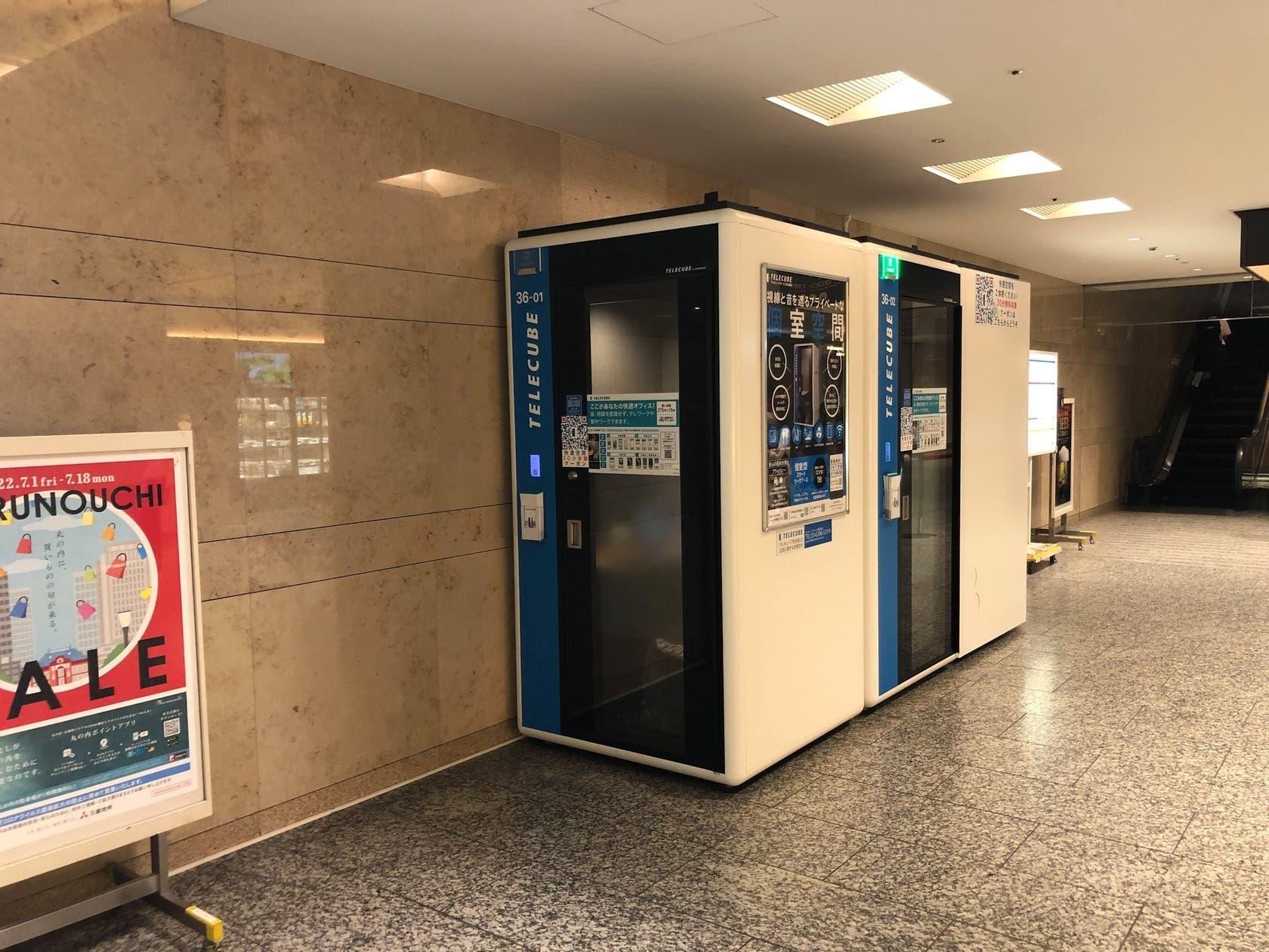 【テレキューブ】丸の内オアゾの個室型ワークブース（36-02）です。視線と音を遮る、プライベートな集中環境。の写真1