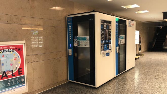 【テレキューブ】丸の内オアゾの個室型ワークブース(36-02)です。視線と音を遮る、プライベートな集中環境。の写真1