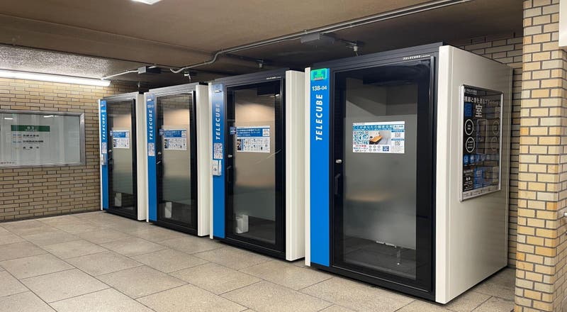 【テレキューブ】京都ポルタの個室型ワークブース（138-01）です。視線と音を遮る、プライベートな集中環境。