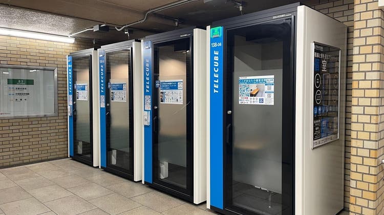 【テレキューブ】京都ポルタの個室型ワークブース(138-01)です。視線と音を遮る、プライベートな集中環境。の写真1