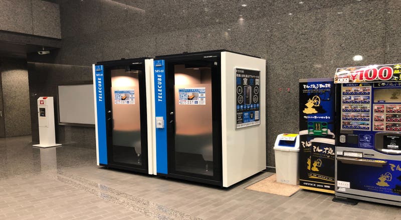 【テレキューブ】愛宕東洋ビルの個室型ワークブース（141-02）です。視線と音を遮る、プライベートな集中環境。