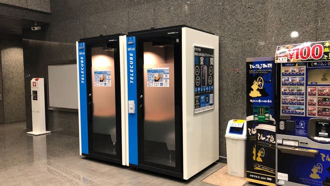 【テレキューブ】愛宕東洋ビルの個室型ワークブース(141-02)です。視線と音を遮る、プライベートな集中環境。の写真1