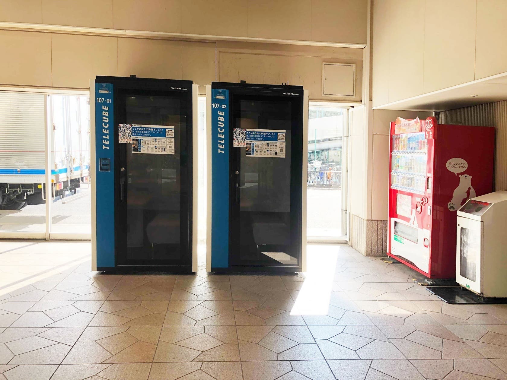 【テレキューブ】名鉄バスターミナルビルの個室型ワークブース（107-03）です。視線と音を遮る、プライベートな集中環境。の写真1