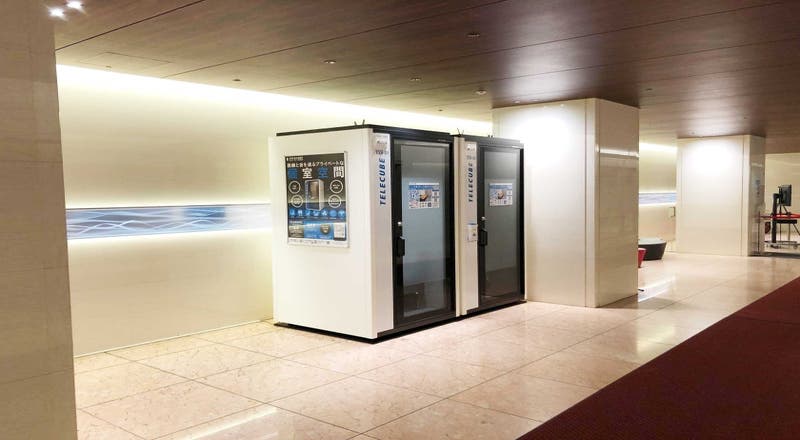 【テレキューブ】東京宝塚ビルの個室型ワークブース（159-02）です。視線と音を遮る、プライベートな集中環境。