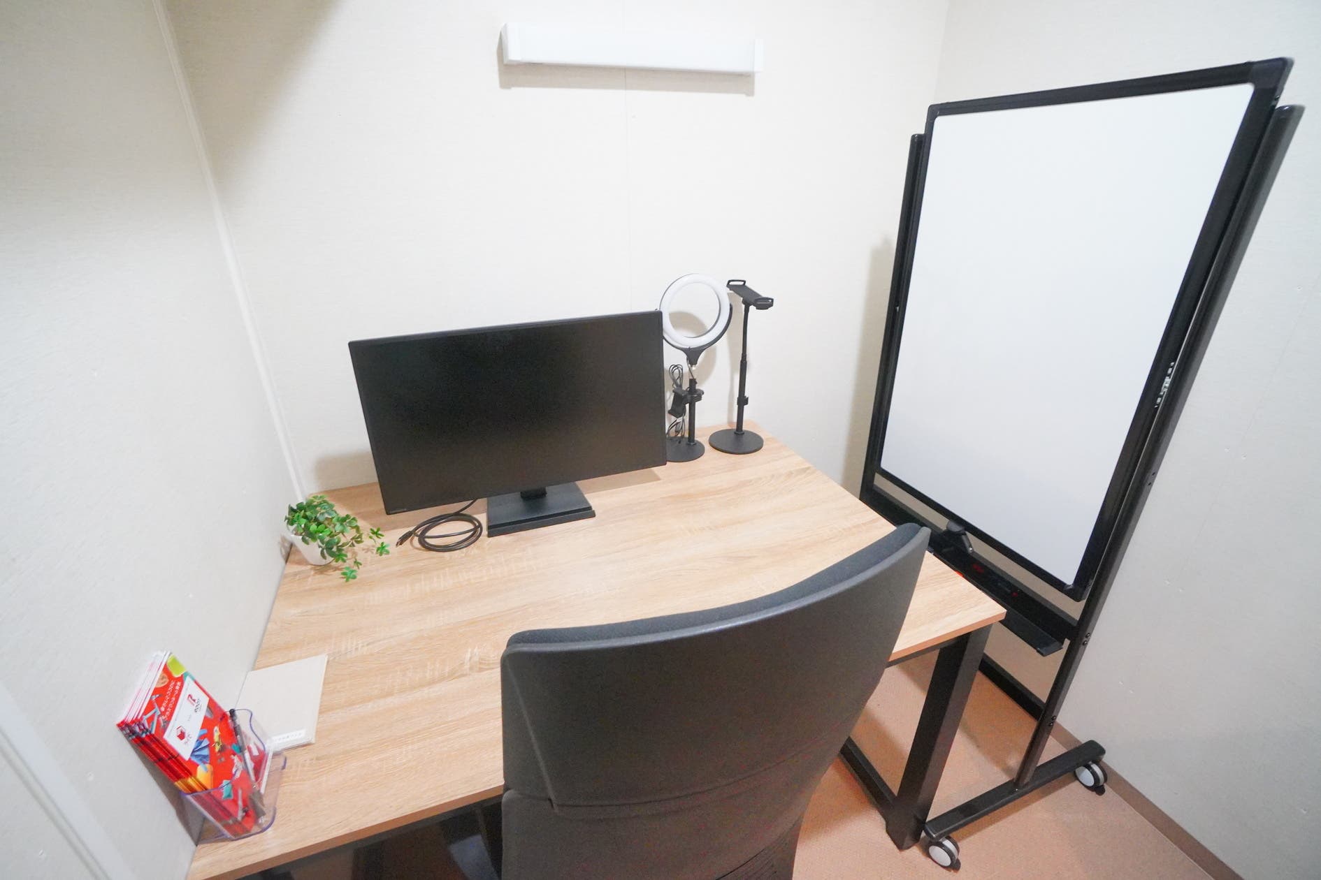 ＜ミニマルワークスペース池袋217＞備品追加❗️🖥駅近🚃Wi-Fi📶フリードリンク☕️リモートワーク/ZOOM/作業場所の写真1