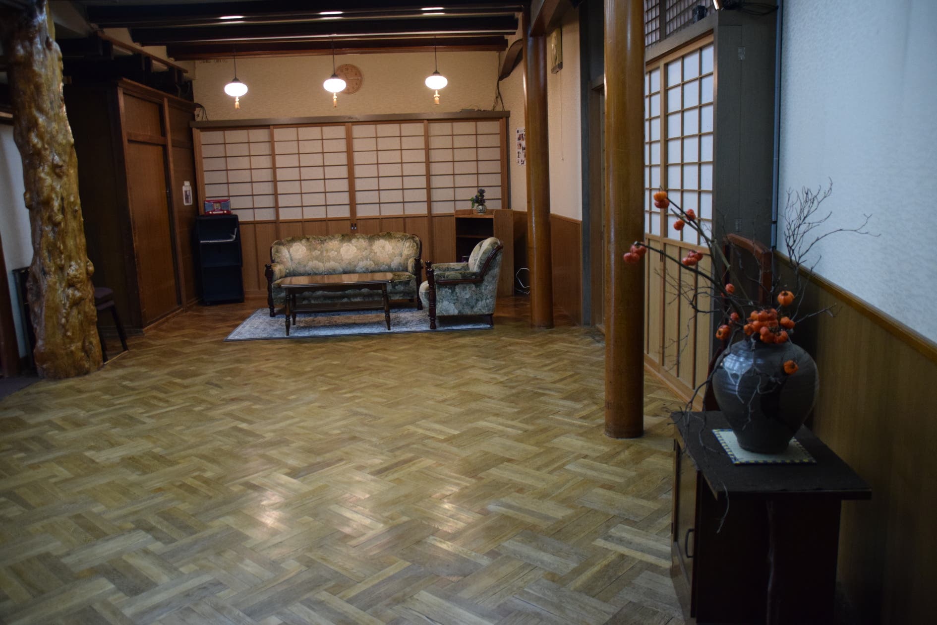 都心にある伝統的旅館の和室　中広間（22畳）。様々な利用可能。館内の意匠をこらした設え・昭和レトロポップは旅館ならではの魅力　の写真5