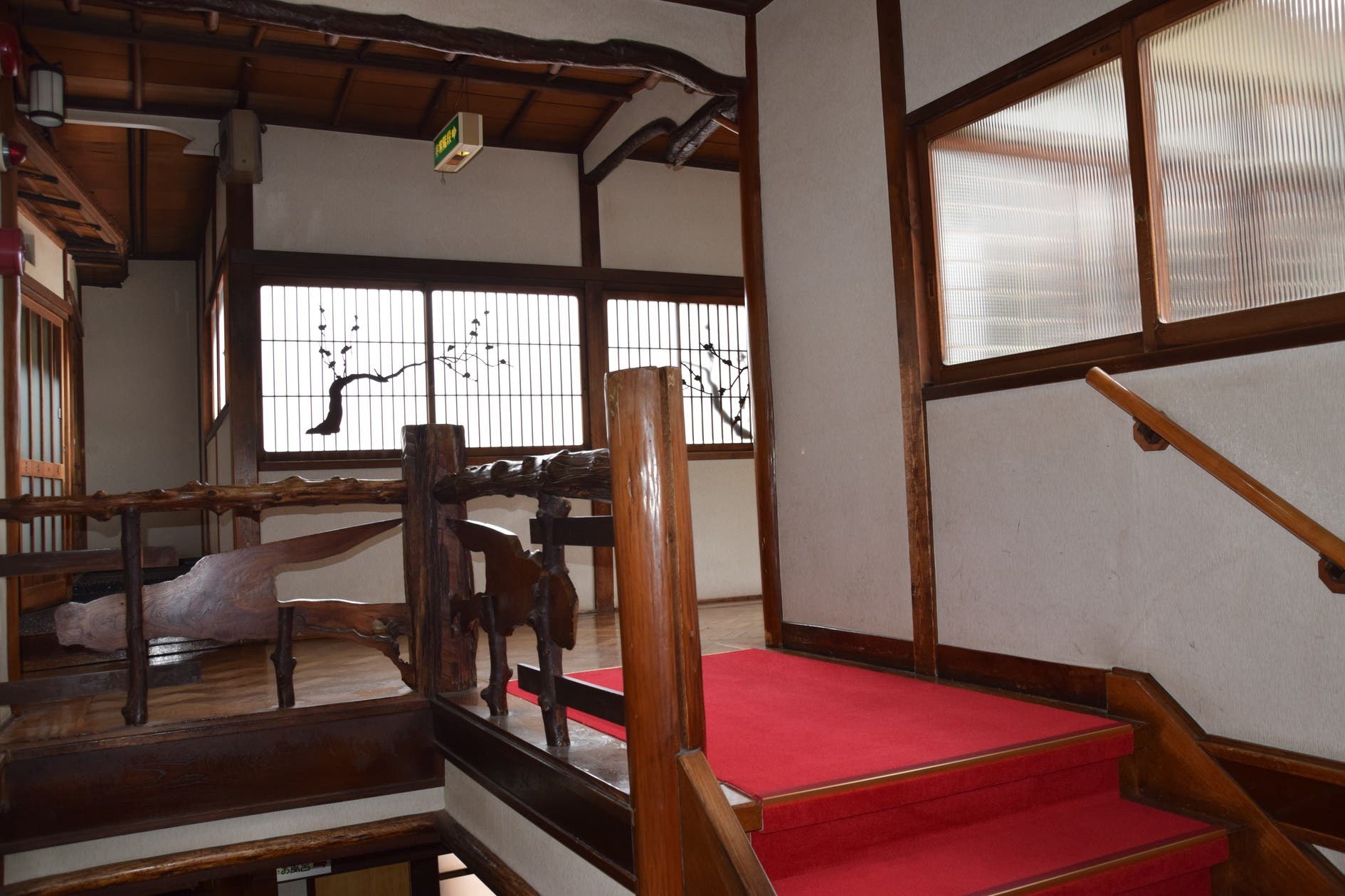 都心にある伝統的旅館の和室　中広間（22畳）。様々な利用可能。館内の意匠をこらした設え・昭和レトロポップは旅館ならではの魅力　の写真7