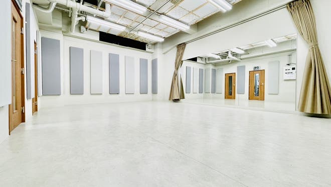 【御徒町駅から徒歩2分】40㎡、高さ3mの大きな鏡張りのダンススタジオ/楽器演奏や演劇稽古などにも!の写真1