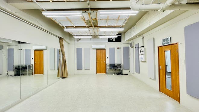 【御徒町駅から徒歩2分】40㎡、高さ3mの大きな鏡張りのダンススタジオ/楽器演奏や演劇稽古などにも!の写真2