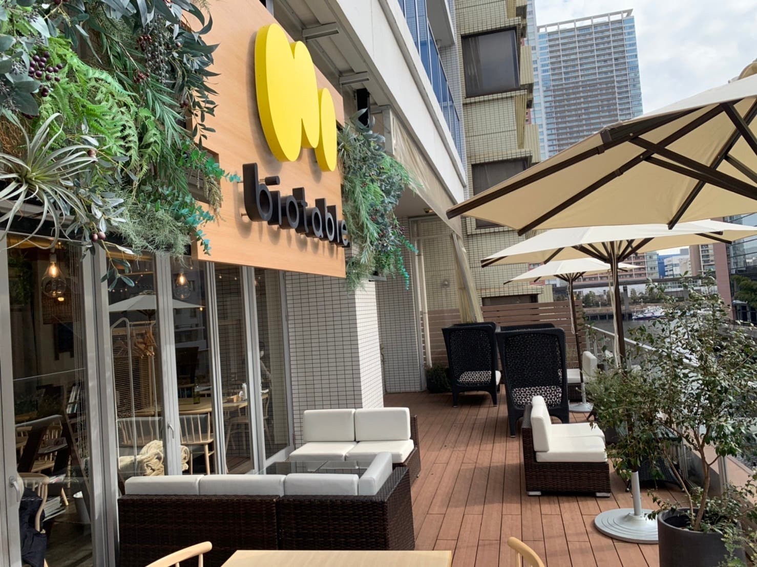 JR田町駅徒歩8分。運河沿いのロケーションでオープンエアーなレストランですの写真4