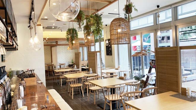 JR田町駅徒歩8分。運河沿いのロケーションでオープンエアーなレストランですの写真2