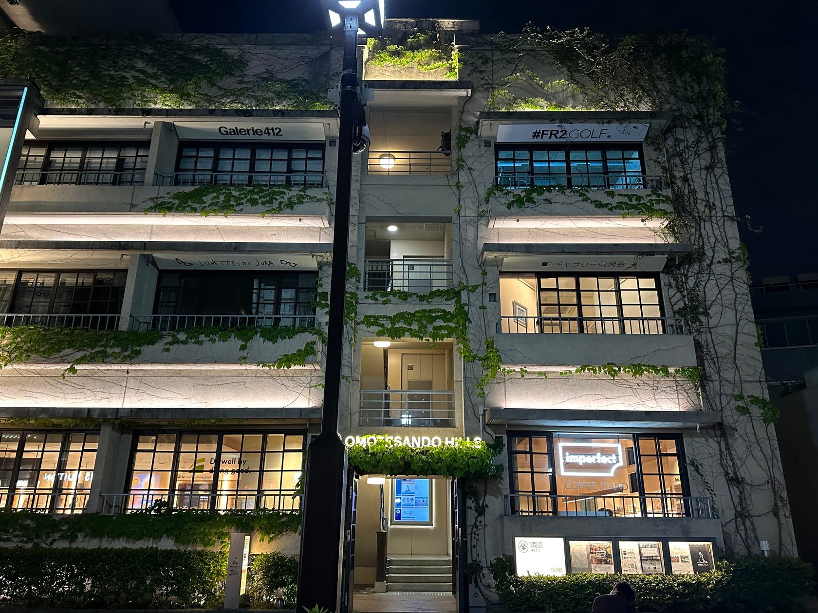 表参道ヒルズ内31㎡【試着室・天吊ハンガーパイプ有】展示会/ポップアップ/イベント対応。白基調&窓2面の並木道に面する開放的空間の写真28