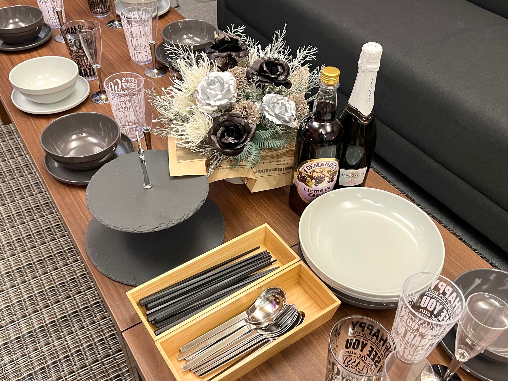 🎄森のクリスマス開催中!!🎄神田駅徒歩5分🚃本格電気式ピザ窯🍕75インチ大画面テレビ📺 14名ソファー席🛋️の写真14