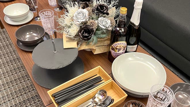 🎄森のクリスマス開催中!!🎄神田駅徒歩5分🚃本格電気式ピザ窯🍕75インチ大画面テレビ📺 14名ソファー席🛋️の写真14