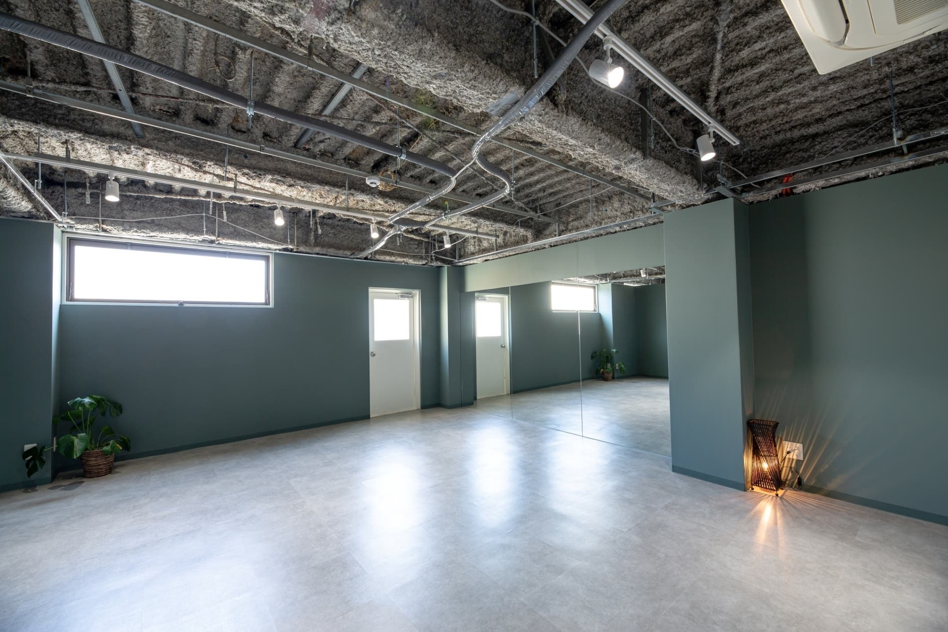 裸足専用スタジオ【京都河原町駅徒歩3分】ヨガプロップスが豊富なレンタルスタジオの写真3