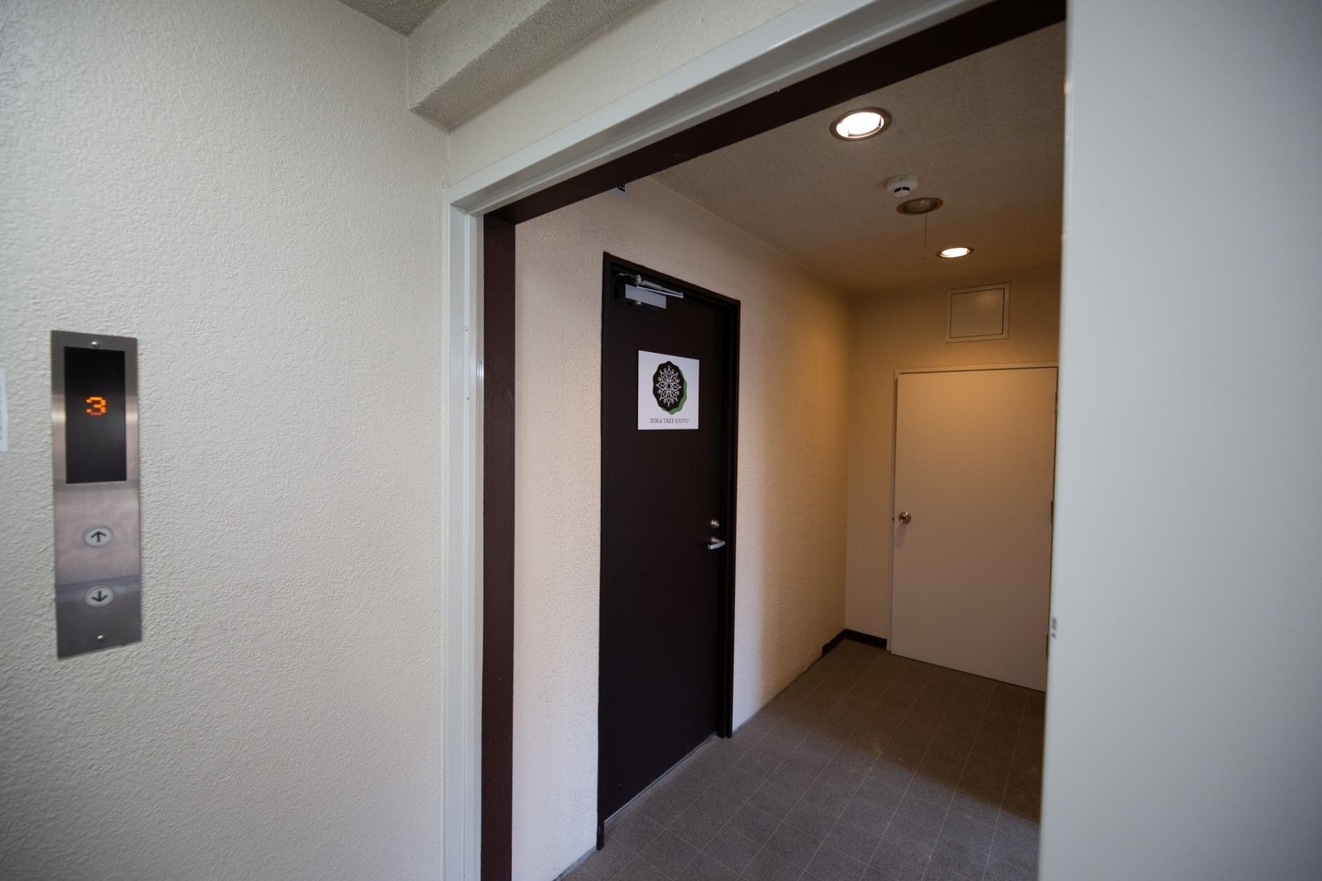 裸足専用スタジオ【京都河原町駅徒歩3分】ヨガプロップスが豊富なレンタルスタジオの写真9