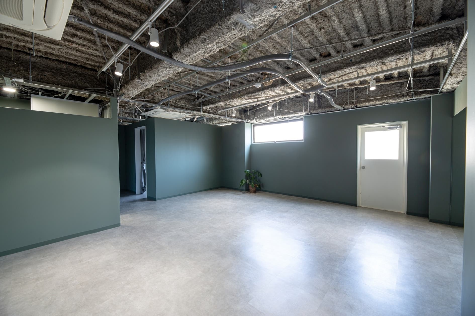 裸足専用スタジオ【京都河原町駅徒歩3分】ヨガプロップスが豊富なレンタルスタジオの写真1