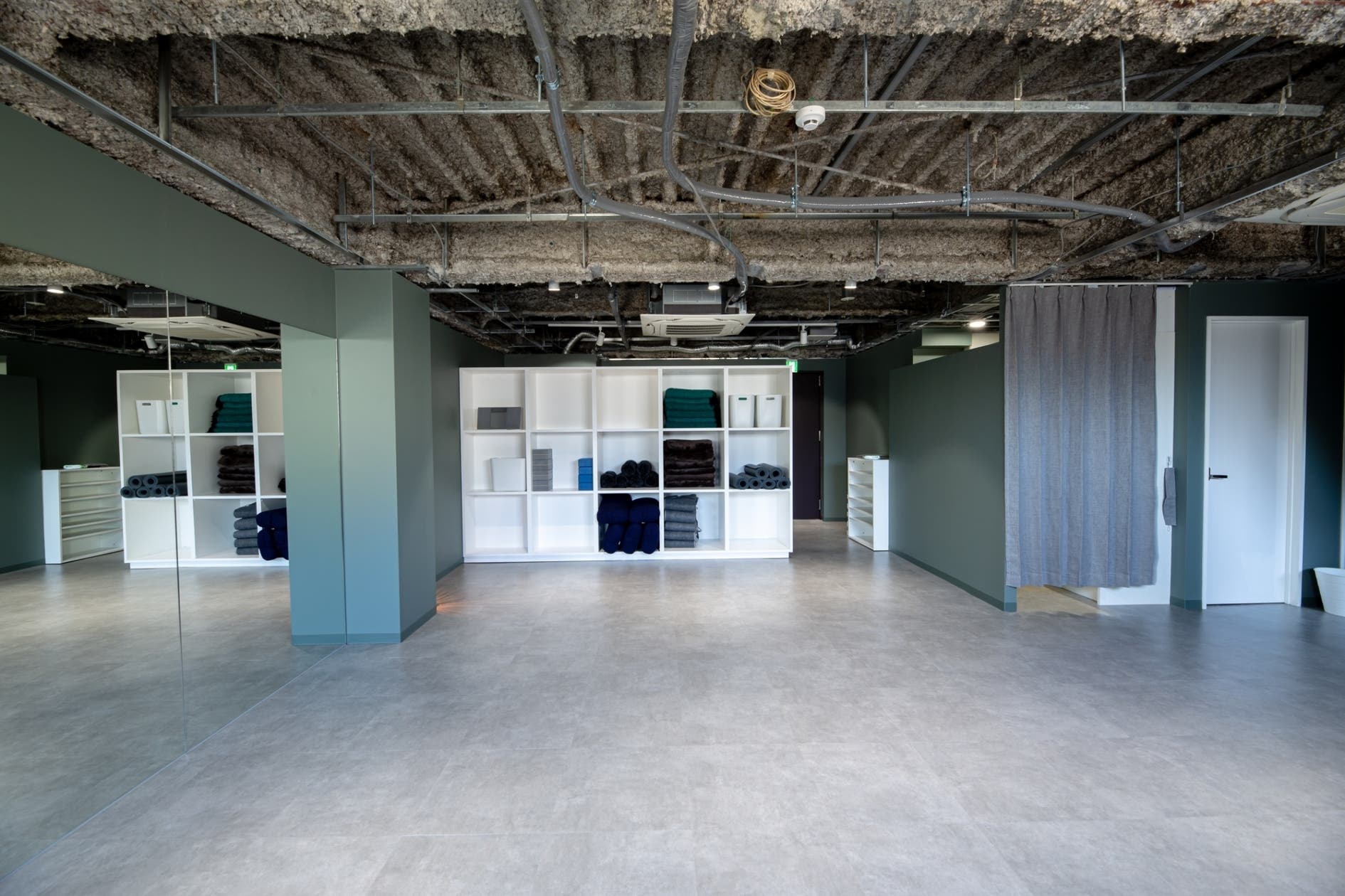 裸足専用スタジオ【京都河原町駅徒歩3分】ヨガプロップスが豊富なレンタルスタジオの写真4