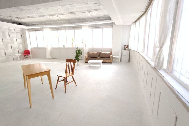 水道橋徒歩1分/自然光【限定格安プランあり】直射光の差し込むサンルーム/様々な背景、壁を撮影可/ビュースタジオの写真8