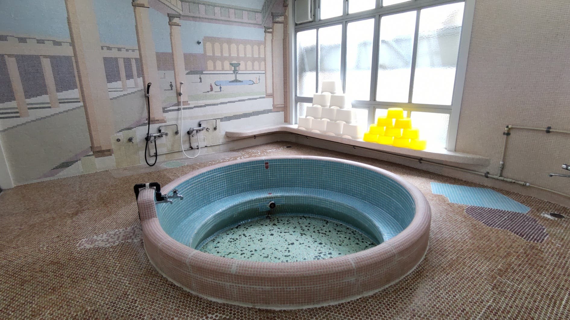 都心にある伝統的旅館の和室　中広間（22畳）。様々な利用可能。館内の意匠をこらした設え・昭和レトロポップは旅館ならではの魅力　の写真10