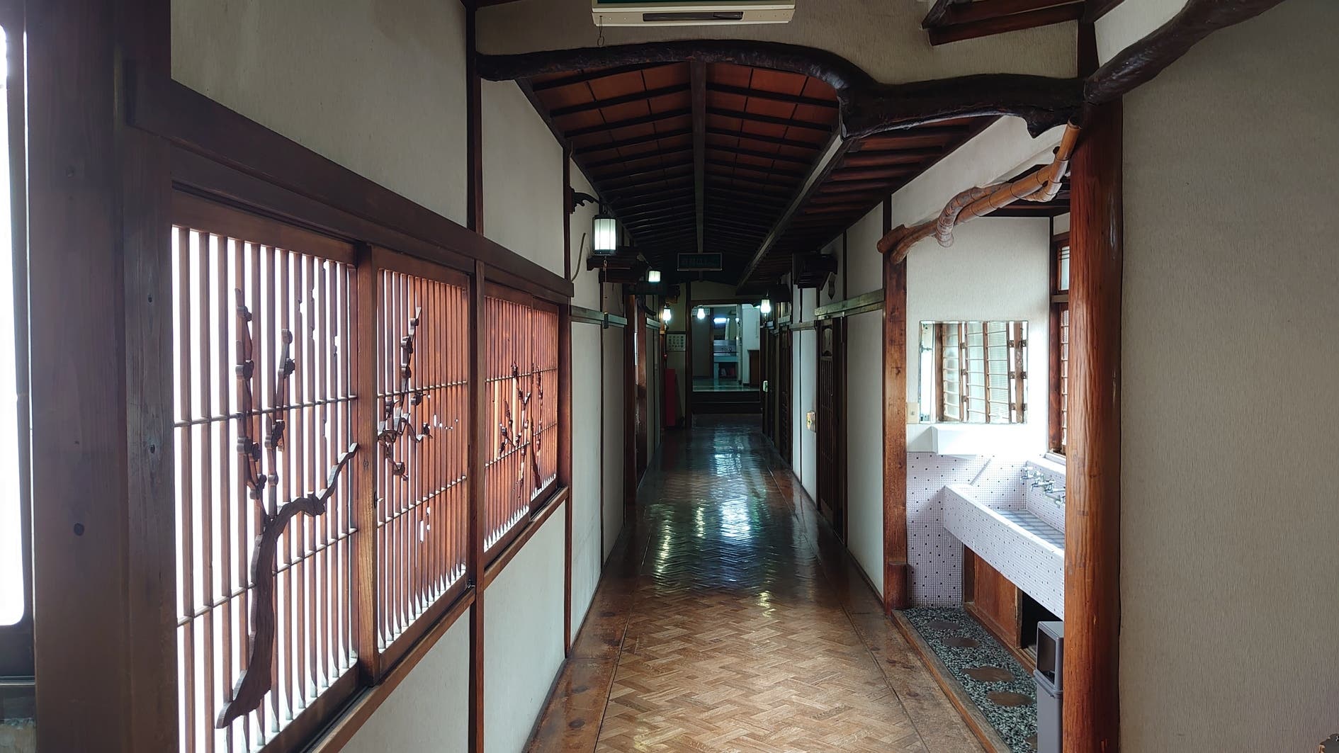 都心にある伝統的旅館の和室　中広間（22畳）。様々な利用可能。館内の意匠をこらした設え・昭和レトロポップは旅館ならではの魅力　の写真8