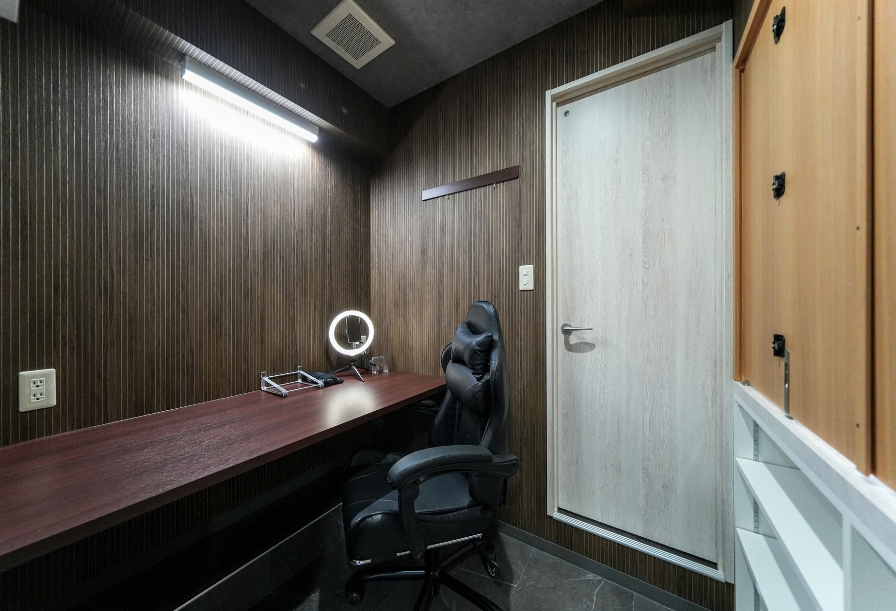 テレワークやリモートワーク、ミシン作業などに最適なお一人様用コアーキングスペース：完全個室！！の写真5