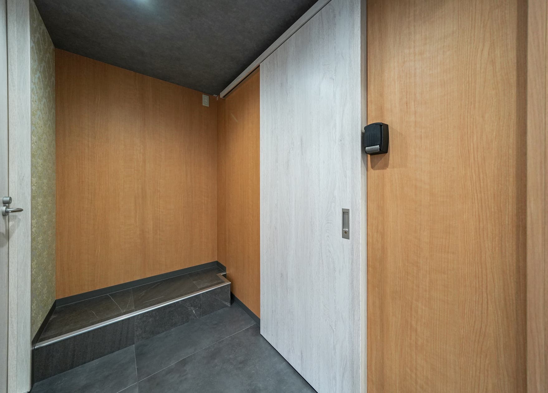 テレワークやリモートワーク、ミシン作業などに最適なお一人様用コアーキングスペース：完全個室！！の写真12