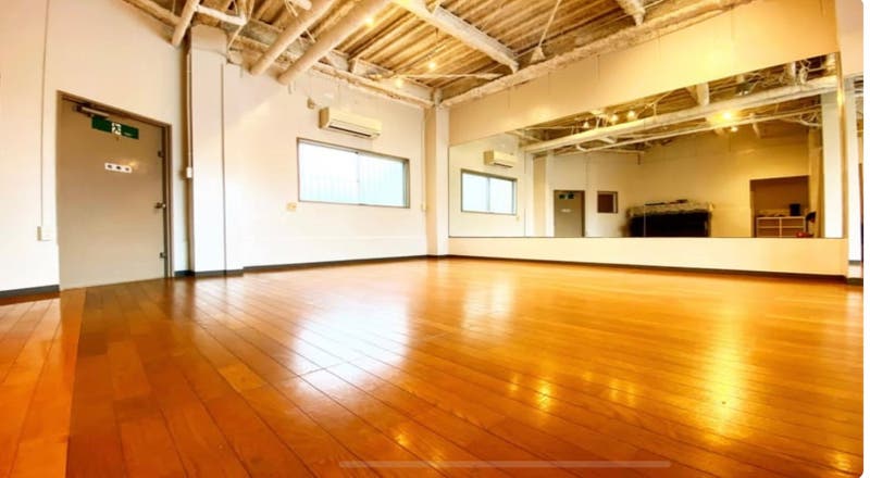《ヒーロースタジオ》池田市のレンタルダンススタジオ！ピアノ有り！ダンス・楽器演奏・撮影〈大型鏡有〉