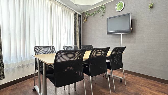 【2/6リニューアルOPEN:ゆるり新宿西口】駅から徒歩30秒、JR新宿駅からも地下通路で5分。ミーティングからテレワークまで。の写真1