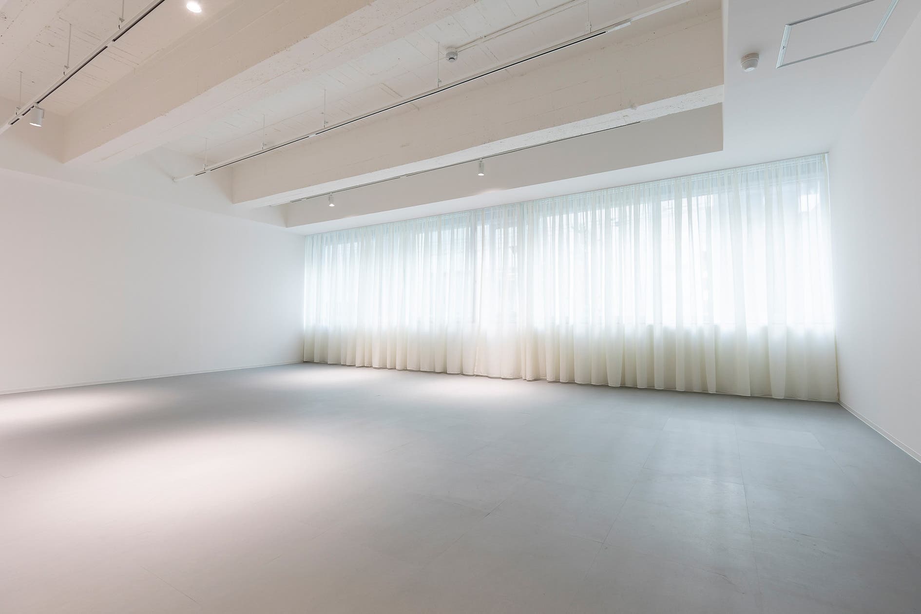 大阪本町駅近の白く洗練されたレンタルスペースの写真1