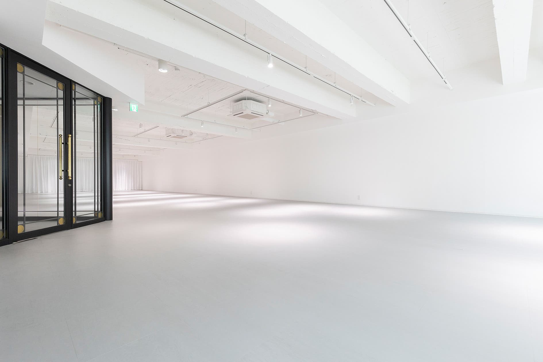 大阪本町駅近の白く洗練されたレンタルスペースの写真2