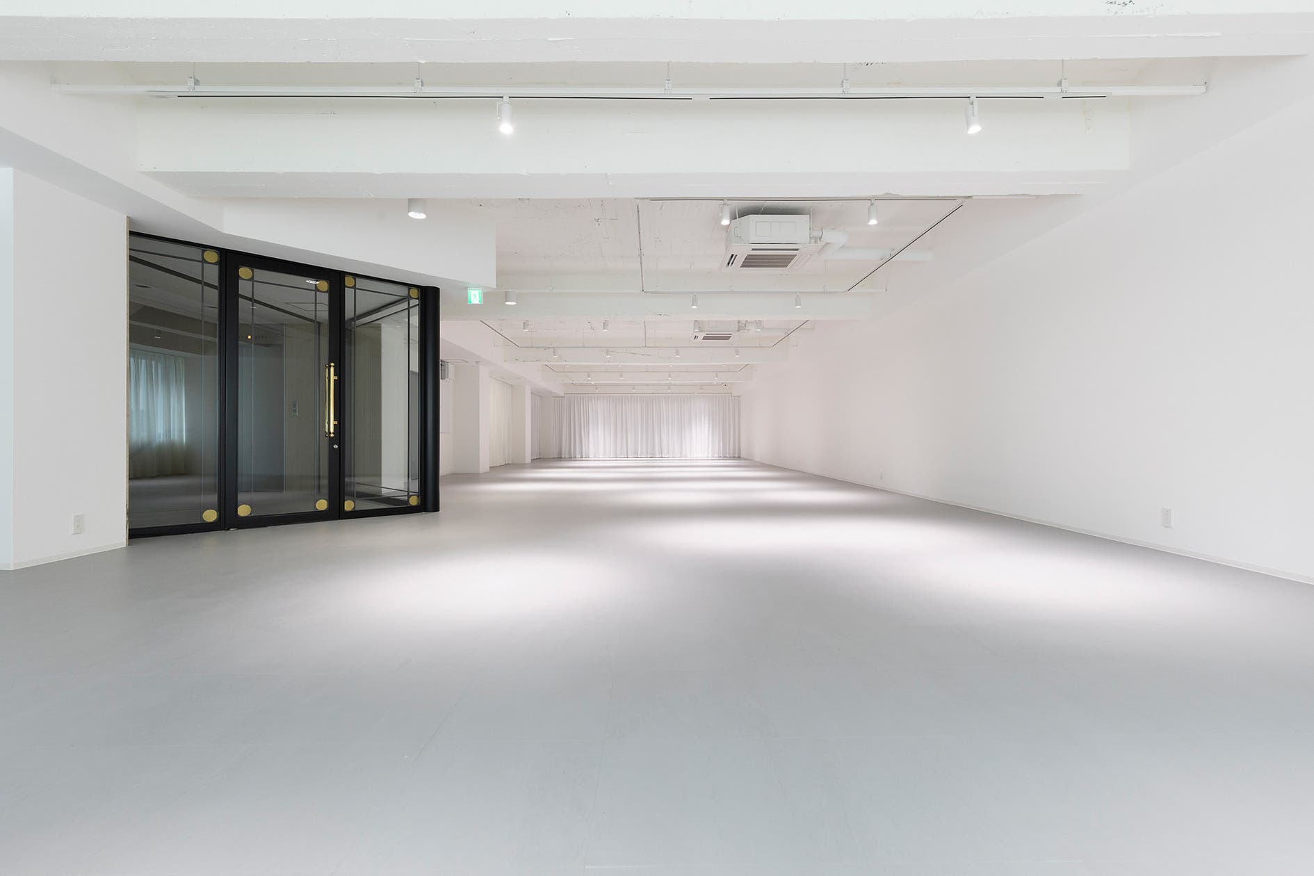 大阪本町駅近の白く洗練されたレンタルスペースの写真3