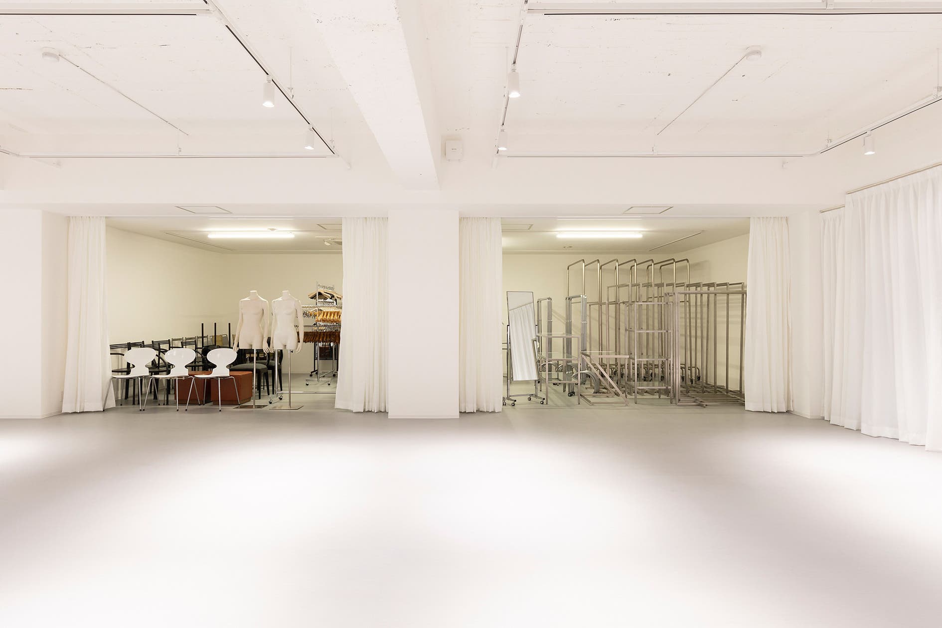 大阪本町駅近の白く洗練されたレンタルスペースの写真4