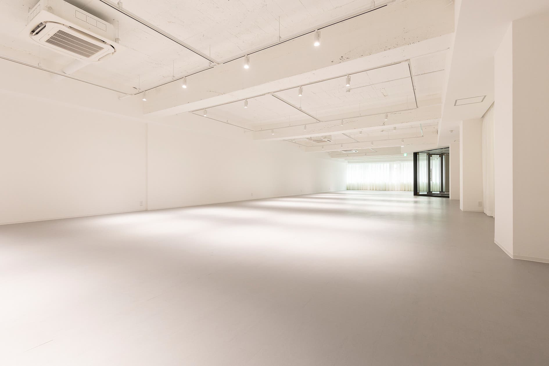 大阪本町駅近の白く洗練されたレンタルスペースの写真5