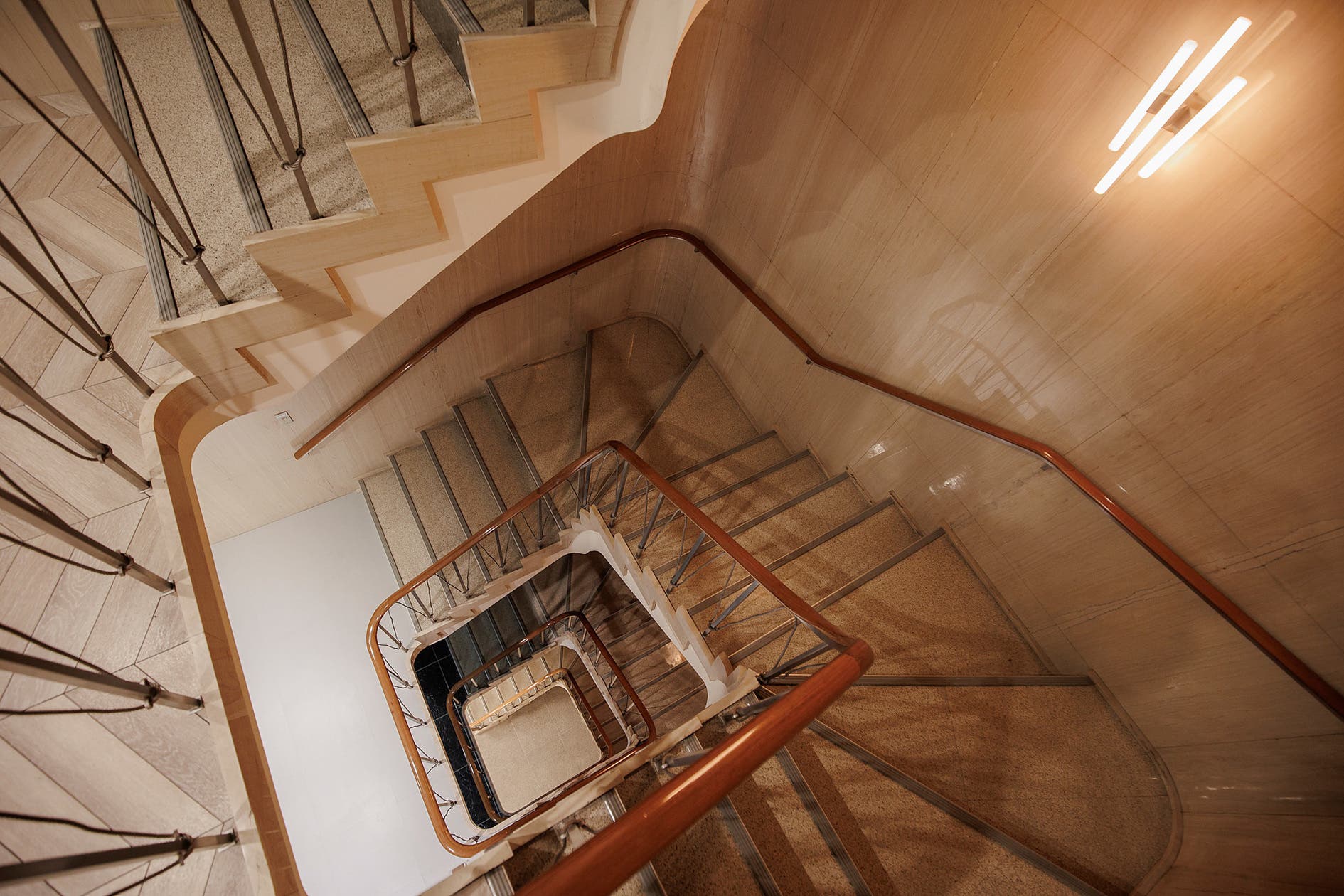 大阪本町駅近の白く洗練されたレンタルスペースの写真11