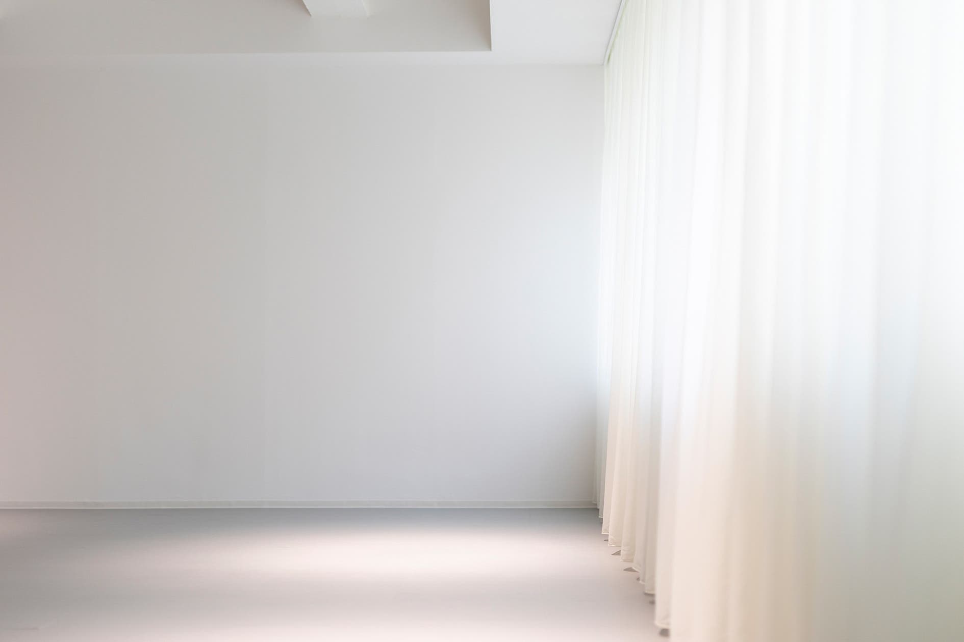 大阪本町駅近の白く洗練されたレンタルスペースの写真6