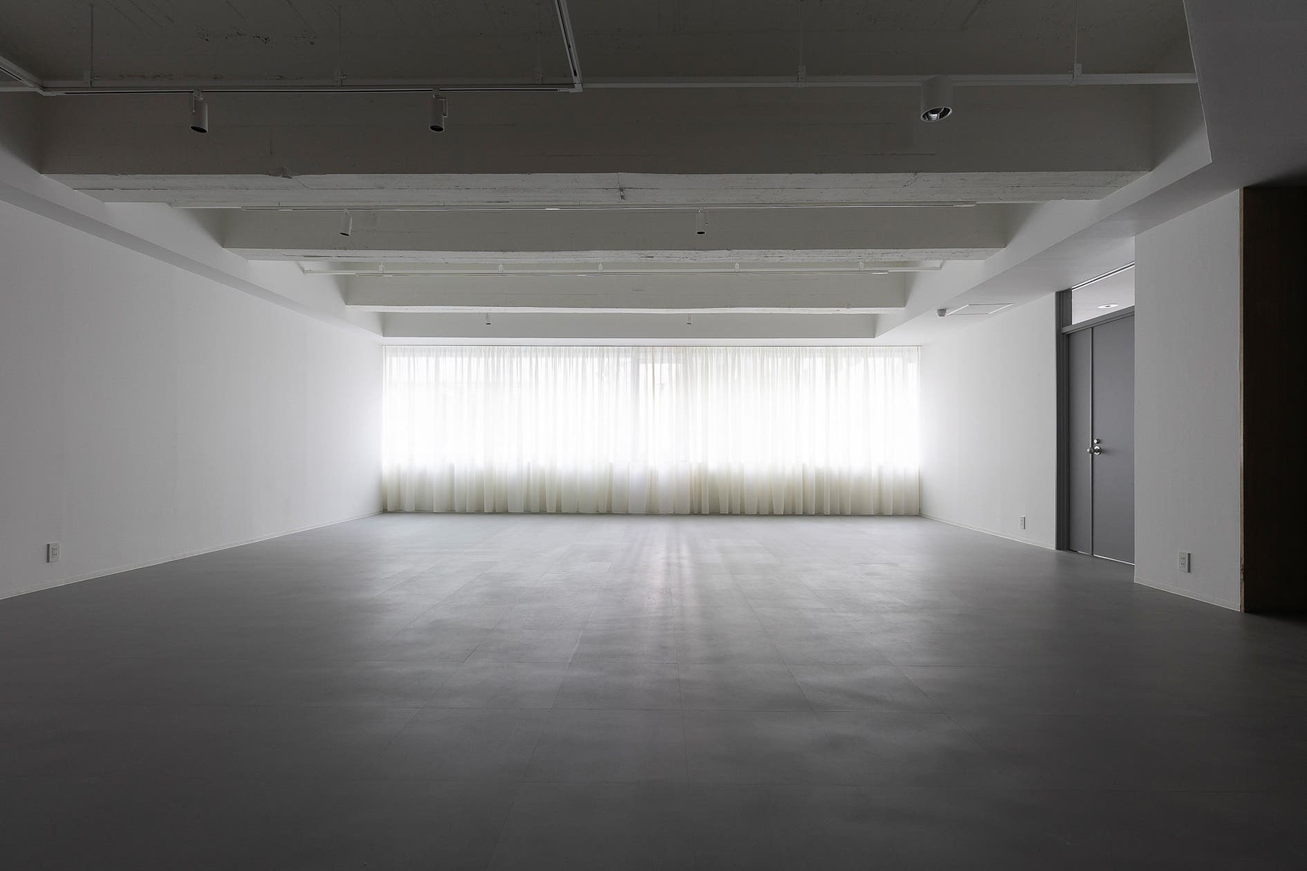 大阪本町駅近の白く洗練されたレンタルスペースの写真7