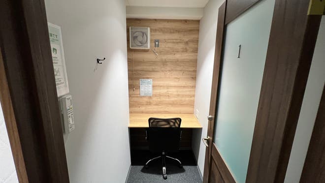 田町駅近!テレカン利用可能な完全個室!【Booth1(1名個室)】の写真1